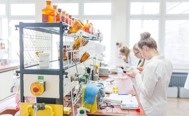 Pharmazeutisch Technische Assistentin (PTA) werden: Ausbildung.de